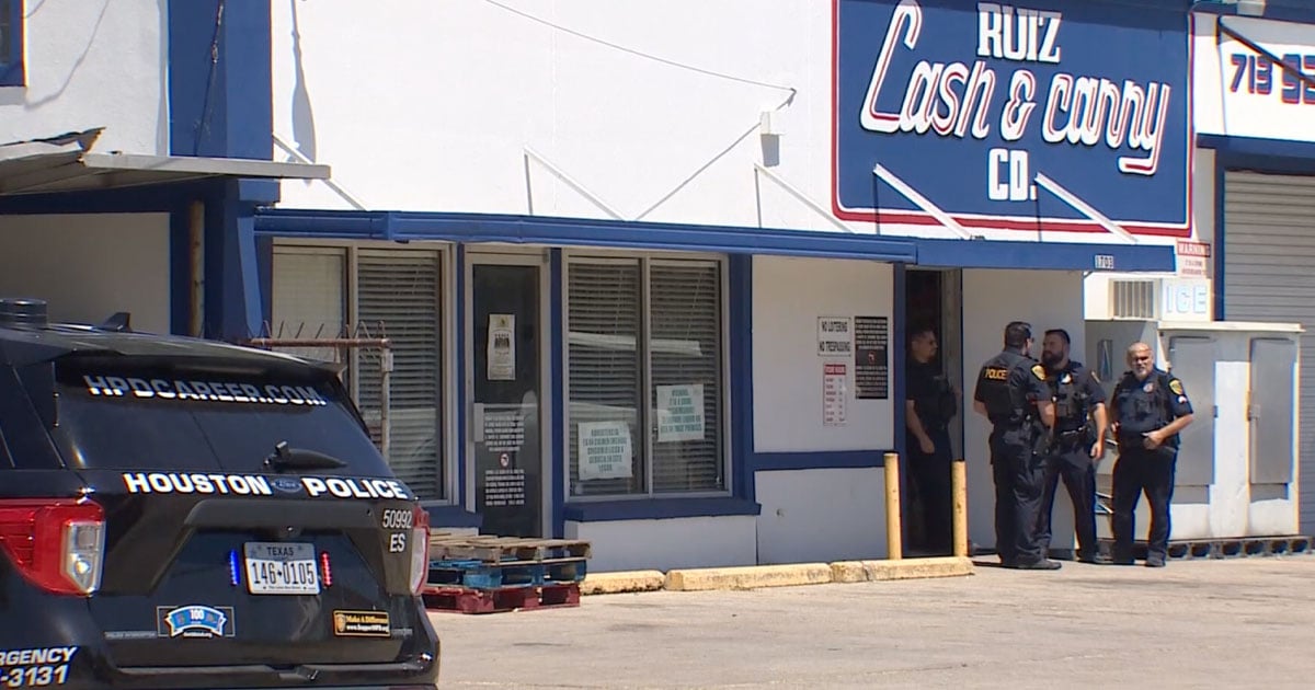 Two Robbers Shot Dead After Following Man from Bank - USA Carry