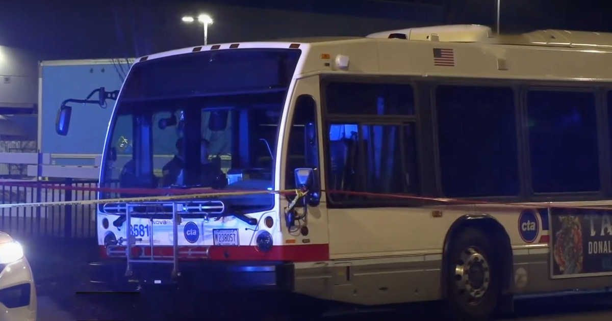 Man Wielding Knife on Chicago Bus is Shot; Shooter Runs Off After - USA ...
